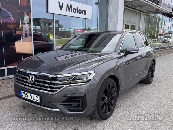 Grey Volkswagen Touareg 2019 in Viljandi, with an engine capacity of 3.00 L and mileage of 159 thousand km for 39990 €, photo 1 on AUTOMOTO.COM.LV