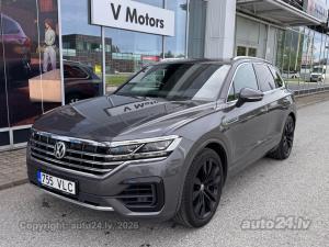 Grey Volkswagen Touareg 2019 in Viljandi, with an engine capacity of 3.00 L and mileage of 159 thousand km for 39990 €, photo  on AUTOMOTO.COM.LV