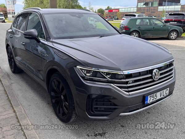 Grey Volkswagen Touareg 2019 in Viljandi, with an engine capacity of 3.00 L and mileage of 159 thousand km for 39990 €, photo 2 on AUTOMOTO.COM.LV