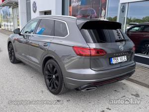 Grey Volkswagen Touareg 2019 in Viljandi, with an engine capacity of 3.00 L and mileage of 159 thousand km for 39990 €, photo 4 on AUTOMOTO.COM.LV