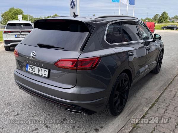 Grey Volkswagen Touareg 2019 in Viljandi, with an engine capacity of 3.00 L and mileage of 159 thousand km for 39990 €, photo 4 on AUTOMOTO.COM.LV