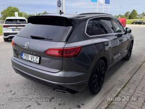 Grey Volkswagen Touareg 2019 in Viljandi, with an engine capacity of 3.00 L and mileage of 159 thousand km for 39990 €, photo 5 on AUTOMOTO.COM.LV
