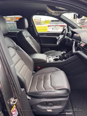 Grey Volkswagen Touareg 2019 in Viljandi, with an engine capacity of 3.00 L and mileage of 159 thousand km for 39990 €, photo 6 on AUTOMOTO.COM.LV