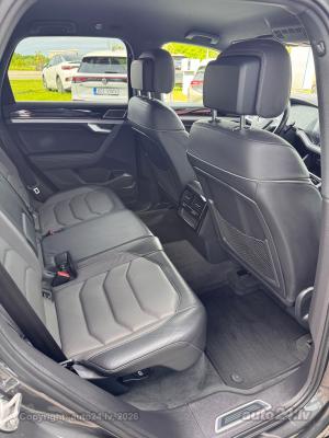 Grey Volkswagen Touareg 2019 in Viljandi, with an engine capacity of 3.00 L and mileage of 159 thousand km for 39990 €, photo 7 on AUTOMOTO.COM.LV