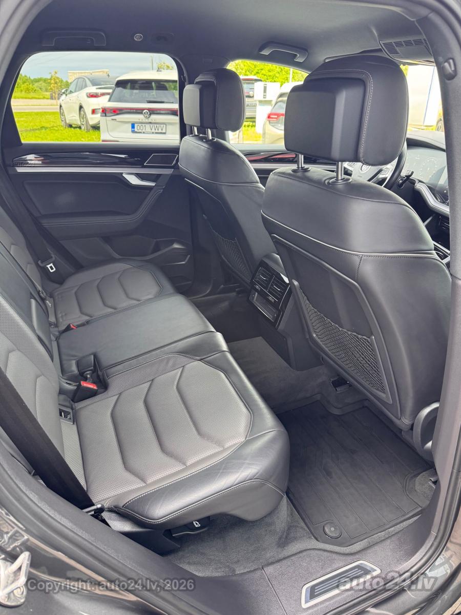 Grey Volkswagen Touareg 2019 in Viljandi, with an engine capacity of 3.00 L and mileage of 159 thousand km for 39990 €, photo 7 on AUTOMOTO.COM.LV