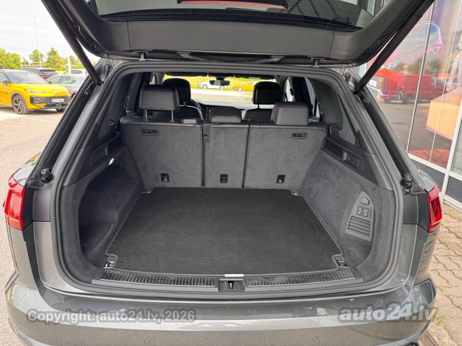 Grey Volkswagen Touareg 2019 in Viljandi, with an engine capacity of 3.00 L and mileage of 159 thousand km for 39990 €, photo 8 on AUTOMOTO.COM.LV