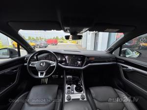 Grey Volkswagen Touareg 2019 in Viljandi, with an engine capacity of 3.00 L and mileage of 159 thousand km for 39990 €, photo 9 on AUTOMOTO.COM.LV
