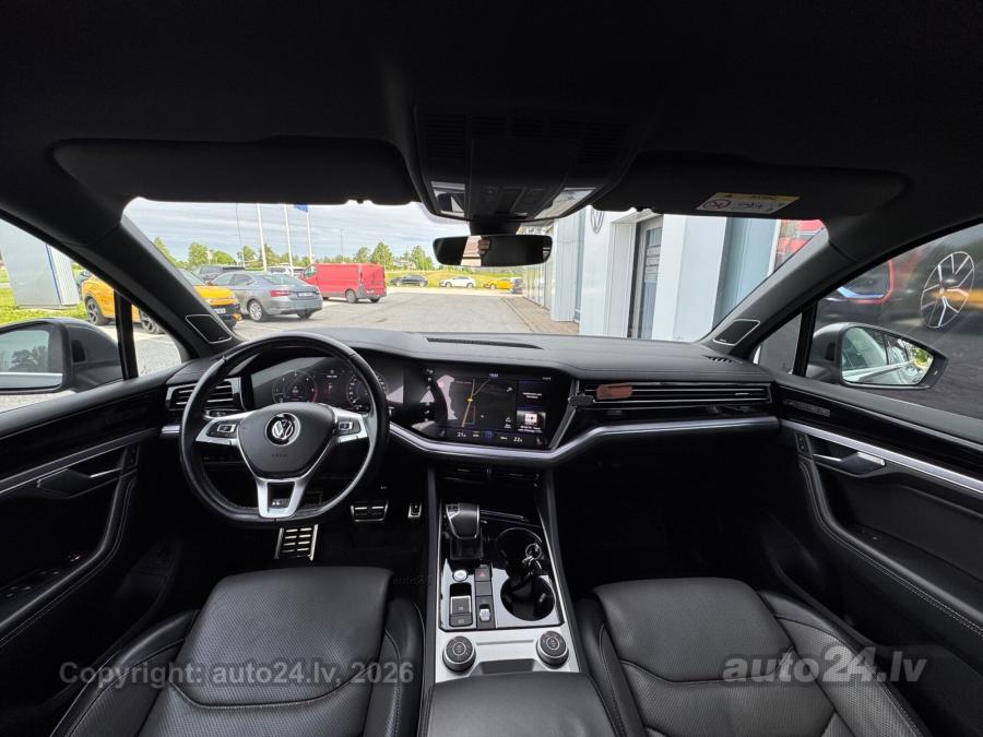Grey Volkswagen Touareg 2019 in Viljandi, with an engine capacity of 3.00 L and mileage of 159 thousand km for 39990 €, photo 9 on AUTOMOTO.COM.LV
