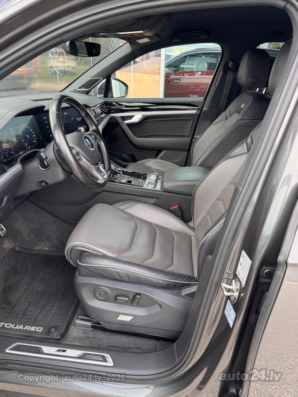 Grey Volkswagen Touareg 2019 in Viljandi, with an engine capacity of 3.00 L and mileage of 159 thousand km for 39990 €, photo 9 on AUTOMOTO.COM.LV