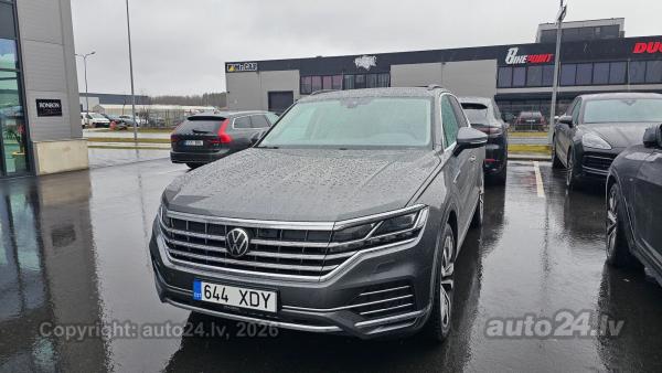 Pelēks Volkswagen Touareg 2021 Tallina, ar dzinēja tilpumu 3.00 L un nobraukumu 102 tūkst. km par 42000 €, foto 1 vietnē AUTOMOTO.COM.LV