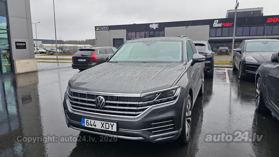 Pelēks Volkswagen Touareg 2021 Tallina, ar dzinēja tilpumu 3.00 L un nobraukumu 102 tūkst. km par 42000 €, foto 1 vietnē AUTOMOTO.COM.LV