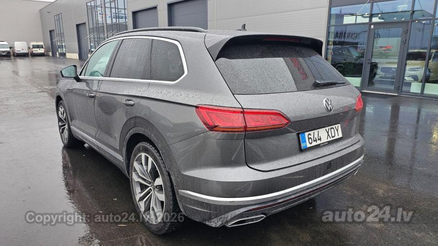 Pelēks Volkswagen Touareg 2021 Tallina, ar dzinēja tilpumu 3.00 L un nobraukumu 102 tūkst. km par 42000 €, foto 3 vietnē AUTOMOTO.COM.LV