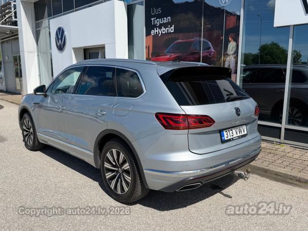Pelēks Volkswagen Touareg 2023 Viljandi, ar dzinēja tilpumu 3.00 L un nobraukumu 140 tūkst. km par 49500 €, foto 3 vietnē AUTOMOTO.COM.LV