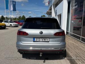Pelēks Volkswagen Touareg 2023 Viljandi, ar dzinēja tilpumu 3.00 L un nobraukumu 140 tūkst. km par 49500 €, foto 5 vietnē AUTOMOTO.COM.LV