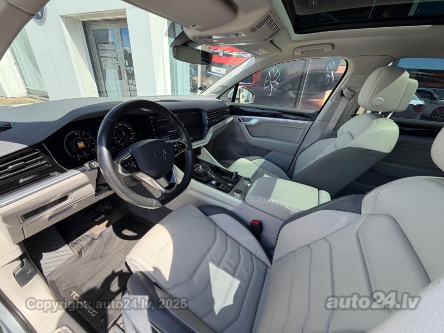 Pelēks Volkswagen Touareg 2023 Viljandi, ar dzinēja tilpumu 3.00 L un nobraukumu 140 tūkst. km par 49500 €, foto 11 vietnē AUTOMOTO.COM.LV