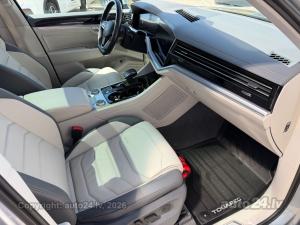 Pelēks Volkswagen Touareg 2023 Viljandi, ar dzinēja tilpumu 3.00 L un nobraukumu 140 tūkst. km par 49500 €, foto 14 vietnē AUTOMOTO.COM.LV
