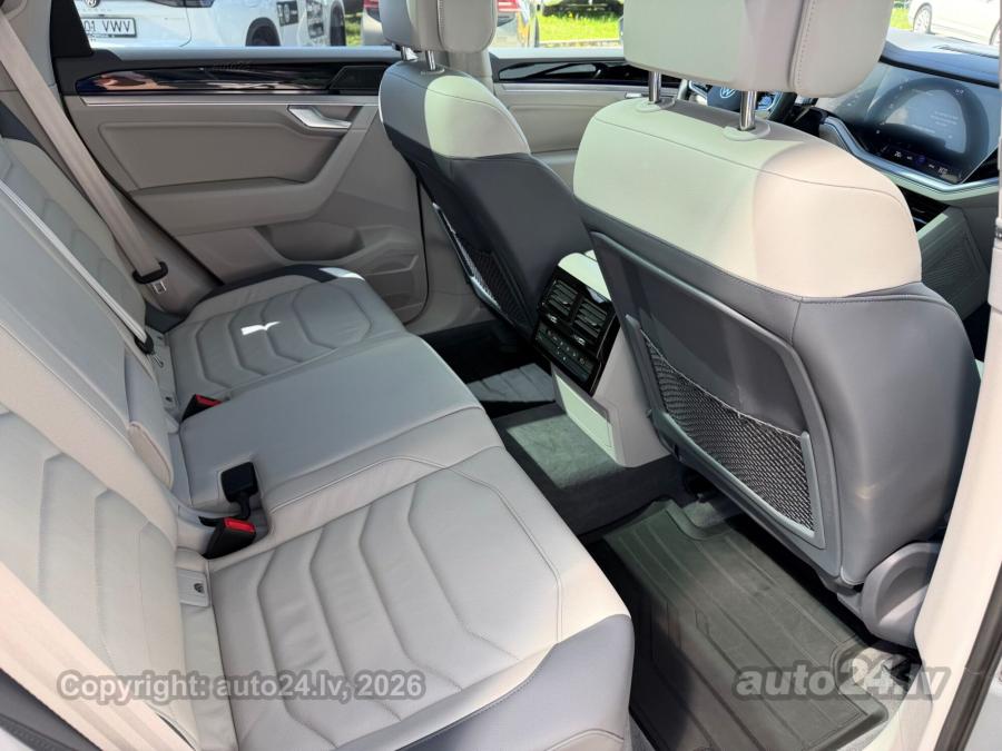 Pelēks Volkswagen Touareg 2023 Viljandi, ar dzinēja tilpumu 3.00 L un nobraukumu 140 tūkst. km par 49500 €, foto 15 vietnē AUTOMOTO.COM.LV