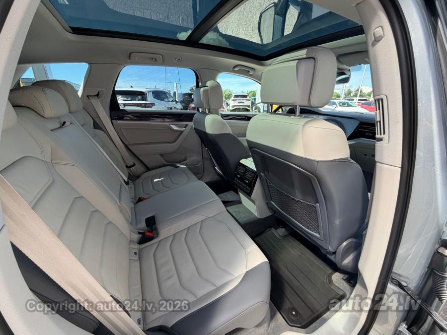 Pelēks Volkswagen Touareg 2023 Viljandi, ar dzinēja tilpumu 3.00 L un nobraukumu 140 tūkst. km par 49500 €, foto 16 vietnē AUTOMOTO.COM.LV