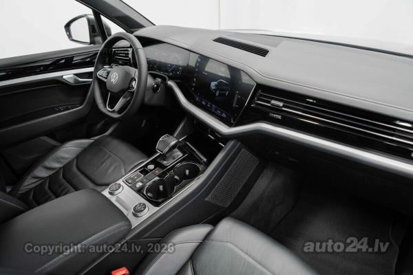 Grey Volkswagen Touareg 2023 in Tallinn, with an engine capacity of 3.00 L and mileage of 151 thousand km for 39200 €, photo 8 on AUTOMOTO.COM.LV