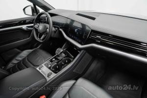 Grey Volkswagen Touareg 2023 in Tallinn, with an engine capacity of 3.00 L and mileage of 151 thousand km for 39200 €, photo 8 on AUTOMOTO.COM.LV