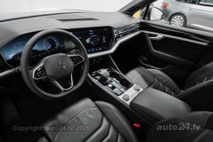 Grey Volkswagen Touareg 2023 in Tallinn, with an engine capacity of 3.00 L and mileage of 151 thousand km for 39200 €, photo 9 on AUTOMOTO.COM.LV