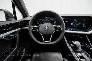 Grey Volkswagen Touareg 2023 in Tallinn, with an engine capacity of 3.00 L and mileage of 151 thousand km for 39200 €, photo 11 on AUTOMOTO.COM.LV