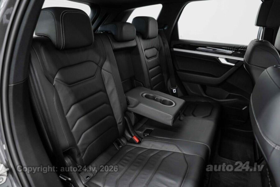 Grey Volkswagen Touareg 2023 in Tallinn, with an engine capacity of 3.00 L and mileage of 151 thousand km for 39200 €, photo 14 on AUTOMOTO.COM.LV