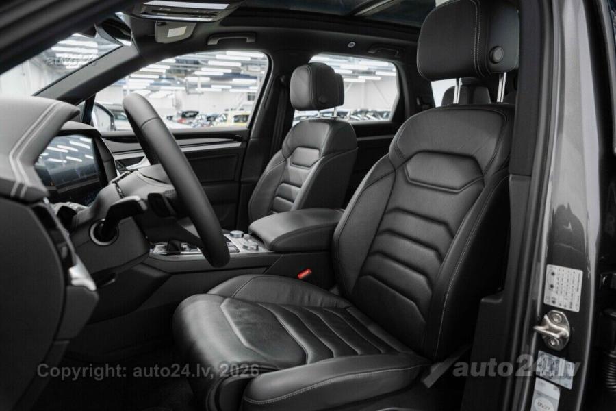 Grey Volkswagen Touareg 2023 in Tallinn, with an engine capacity of 3.00 L and mileage of 151 thousand km for 39200 €, photo 15 on AUTOMOTO.COM.LV