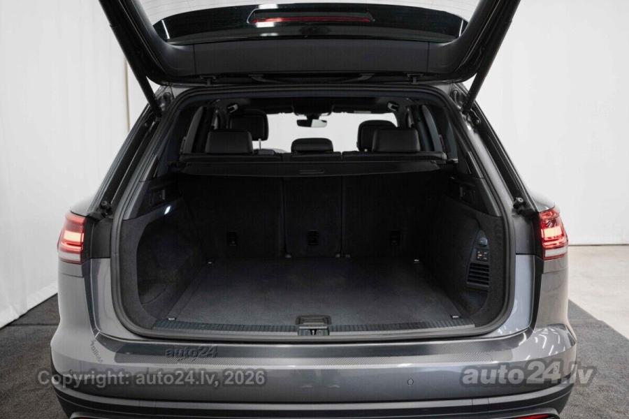 Grey Volkswagen Touareg 2023 in Tallinn, with an engine capacity of 3.00 L and mileage of 151 thousand km for 39200 €, photo 16 on AUTOMOTO.COM.LV