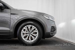 Grey Volkswagen Touareg 2023 in Tallinn, with an engine capacity of 3.00 L and mileage of 151 thousand km for 39200 €, photo 17 on AUTOMOTO.COM.LV