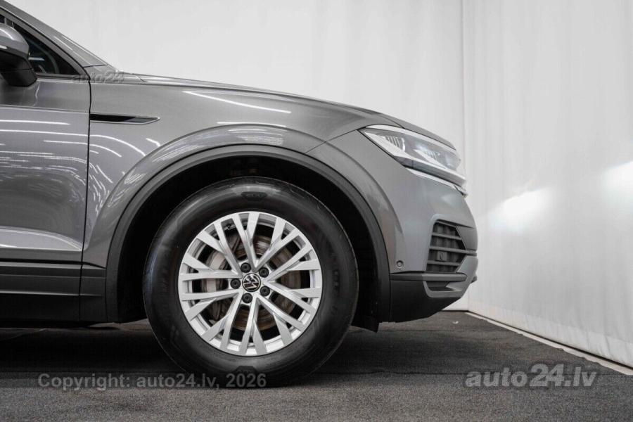 Grey Volkswagen Touareg 2023 in Tallinn, with an engine capacity of 3.00 L and mileage of 151 thousand km for 39200 €, photo 17 on AUTOMOTO.COM.LV