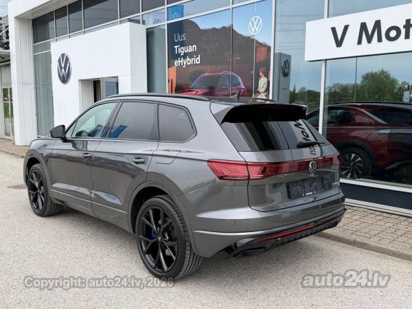 Grey Volkswagen Touareg 2026 in Viljandi, with an engine capacity of 3.00 L and mileage of 1 thousand km for 105843 €, photo 3 on AUTOMOTO.COM.LV