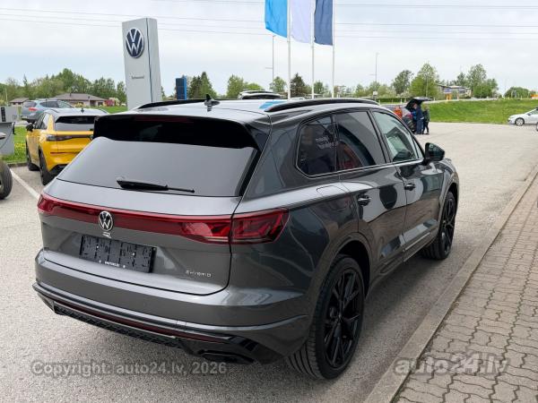 Grey Volkswagen Touareg 2026 in Viljandi, with an engine capacity of 3.00 L and mileage of 1 thousand km for 105843 €, photo 5 on AUTOMOTO.COM.LV