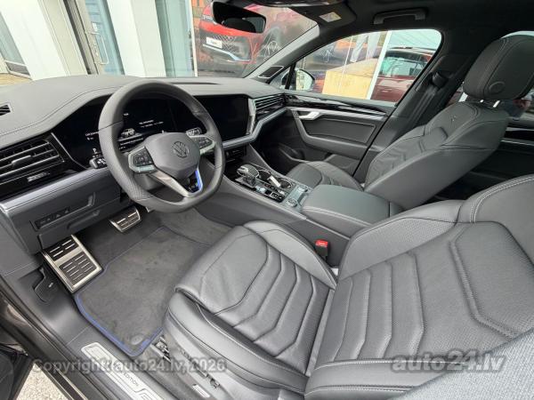 Grey Volkswagen Touareg 2026 in Viljandi, with an engine capacity of 3.00 L and mileage of 1 thousand km for 105843 €, photo 10 on AUTOMOTO.COM.LV