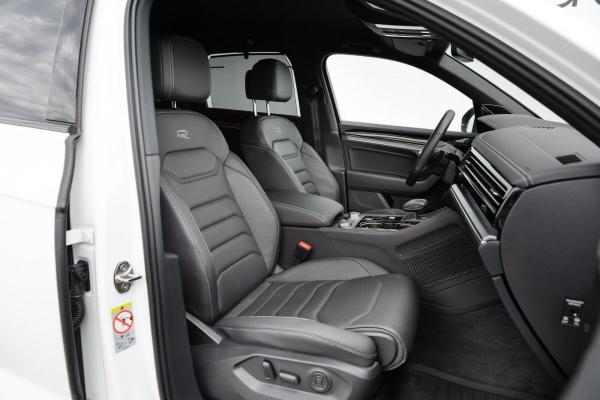 Volkswagen Touareg 2025 Rīga vietnē Volkswagen Touareg 2025 Rīga, ar dzinēja tilpumu 3.00 L un nobraukumu 24 tūkst. km par 63500 €, foto 6 vietnē AUTOMOTO.COM.LV