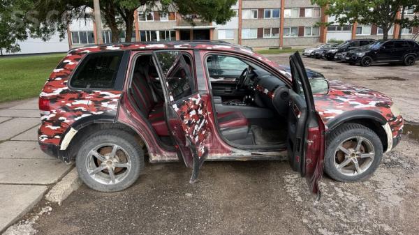 Sarkans Volkswagen Touareg 2004 Rēzekne, ar dzinēja tilpumu 2.50 L un nobraukumu 300 tūkst. km par 1000 €, foto 5 vietnē AUTOMOTO.COM.LV