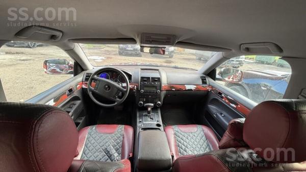 Sarkans Volkswagen Touareg 2004 Rēzekne, ar dzinēja tilpumu 2.50 L un nobraukumu 300 tūkst. km par 1000 €, foto 7 vietnē AUTOMOTO.COM.LV