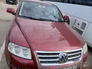 Sarkans Volkswagen Touareg 2005 Rīga, ar dzinēja tilpumu 2.50 L un nobraukumu 335 tūkst. km par 2855 €, foto  vietnē AUTOMOTO.COM.LV