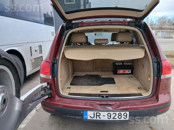 Red Volkswagen Touareg 2005 in Riga, with an engine capacity of 2.50 L and mileage of 335 thousand km for 2855 €, photo 2 on AUTOMOTO.COM.LV