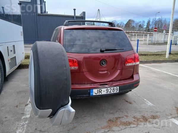 Red Volkswagen Touareg 2005 in Riga, with an engine capacity of 2.50 L and mileage of 335 thousand km for 2855 €, photo 3 on AUTOMOTO.COM.LV