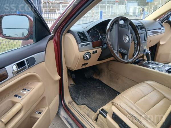 Red Volkswagen Touareg 2005 in Riga, with an engine capacity of 2.50 L and mileage of 335 thousand km for 2855 €, photo 4 on AUTOMOTO.COM.LV