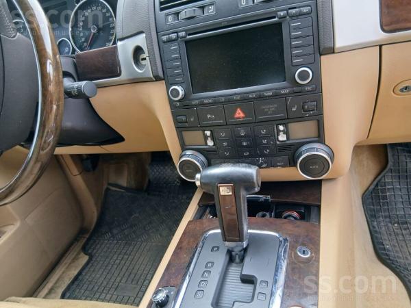 Red Volkswagen Touareg 2005 in Riga, with an engine capacity of 2.50 L and mileage of 335 thousand km for 2855 €, photo 5 on AUTOMOTO.COM.LV