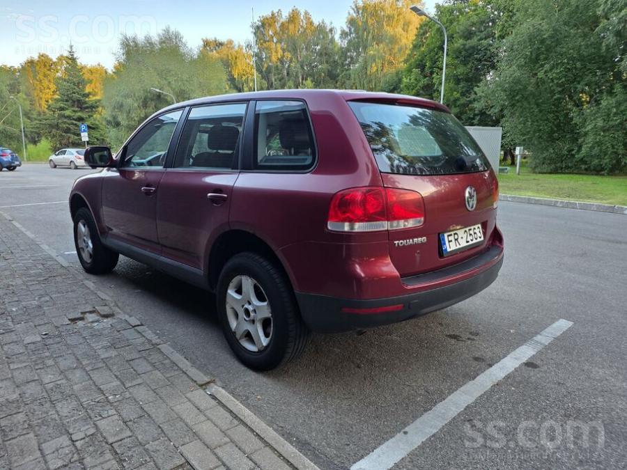 Red Volkswagen Touareg 2005 in Riga, with an engine capacity of 2.50 L and mileage of 270 thousand km for 2200 €, photo 1 on AUTOMOTO.COM.LV