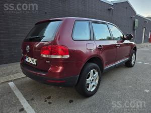 Red Volkswagen Touareg 2005 in Riga, with an engine capacity of 2.50 L and mileage of 270 thousand km for 2200 €, photo 7 on AUTOMOTO.COM.LV