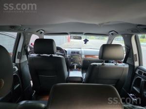 Red Volkswagen Touareg 2005 in Riga, with an engine capacity of 2.50 L and mileage of 270 thousand km for 2200 €, photo 14 on AUTOMOTO.COM.LV