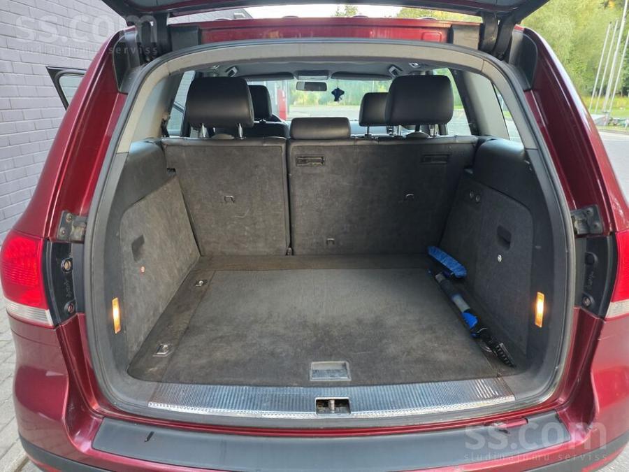 Red Volkswagen Touareg 2005 in Riga, with an engine capacity of 2.50 L and mileage of 270 thousand km for 2200 €, photo 17 on AUTOMOTO.COM.LV