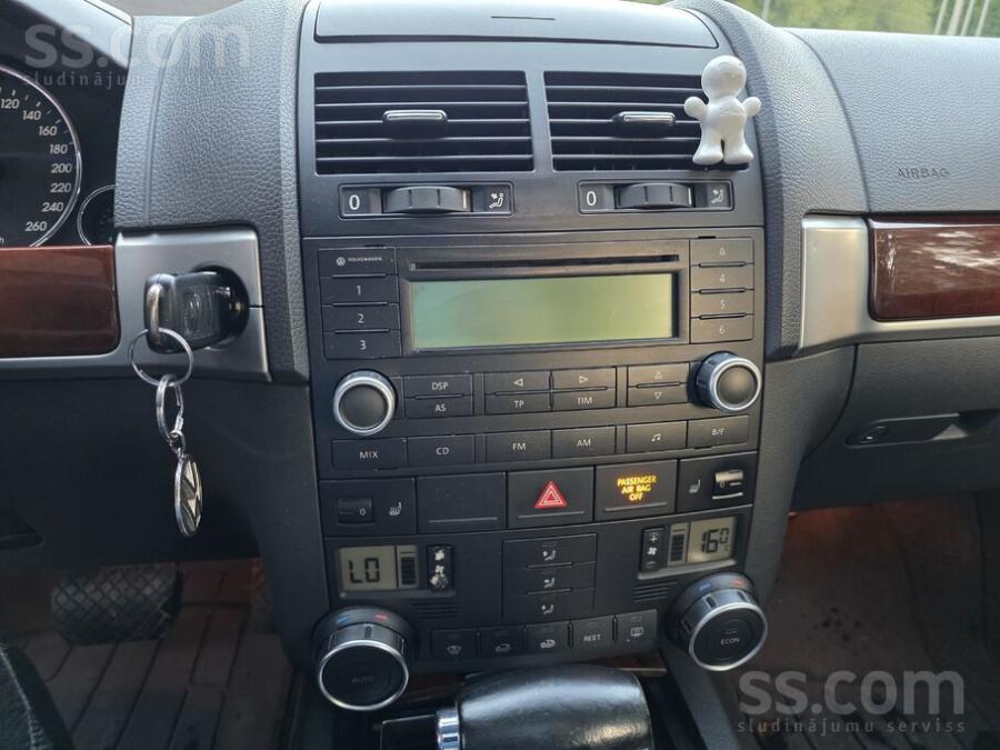 Red Volkswagen Touareg 2005 in Riga, with an engine capacity of 2.50 L and mileage of 270 thousand km for 2200 €, photo 18 on AUTOMOTO.COM.LV