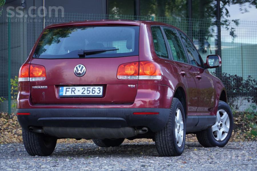 Sarkans Volkswagen Touareg 2005 Rīga, ar dzinēja tilpumu 2.50 L un nobraukumu 268 tūkst. km par 2490 €, foto 8 vietnē AUTOMOTO.COM.LV