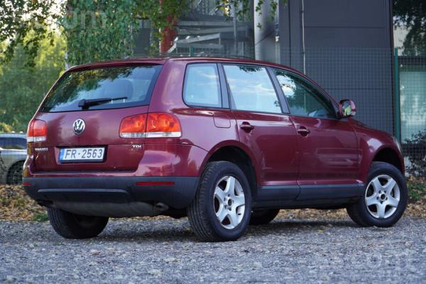 Sarkans Volkswagen Touareg 2005 Rīga, ar dzinēja tilpumu 2.50 L un nobraukumu 268 tūkst. km par 2490 €, foto 9 vietnē AUTOMOTO.COM.LV