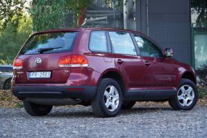 Sarkans Volkswagen Touareg 2005 Rīga, ar dzinēja tilpumu 2.50 L un nobraukumu 268 tūkst. km par 2490 €, foto 9 vietnē AUTOMOTO.COM.LV